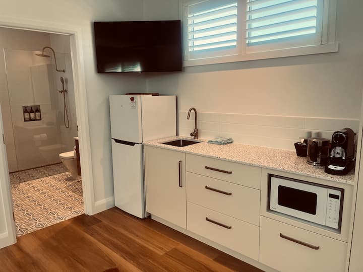 Byron Central Studio Apartment W/ Private Balcony - Byron Bay
