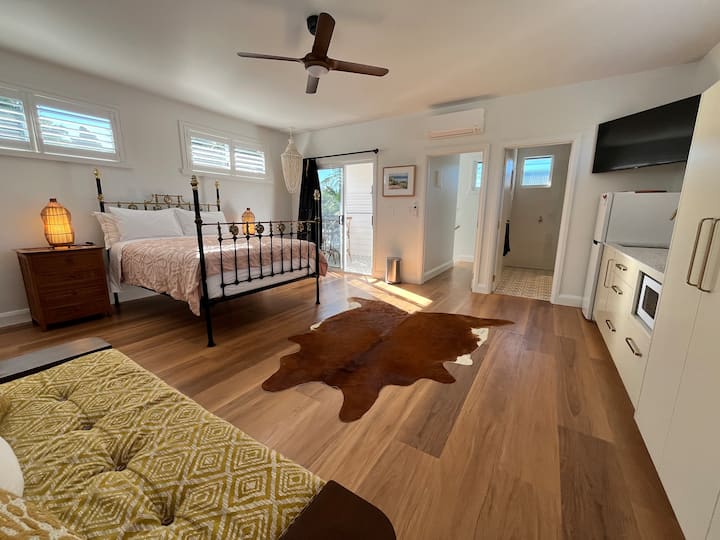 Byron Central Studio Apartment W/ Private Balcony - Byron Bay
