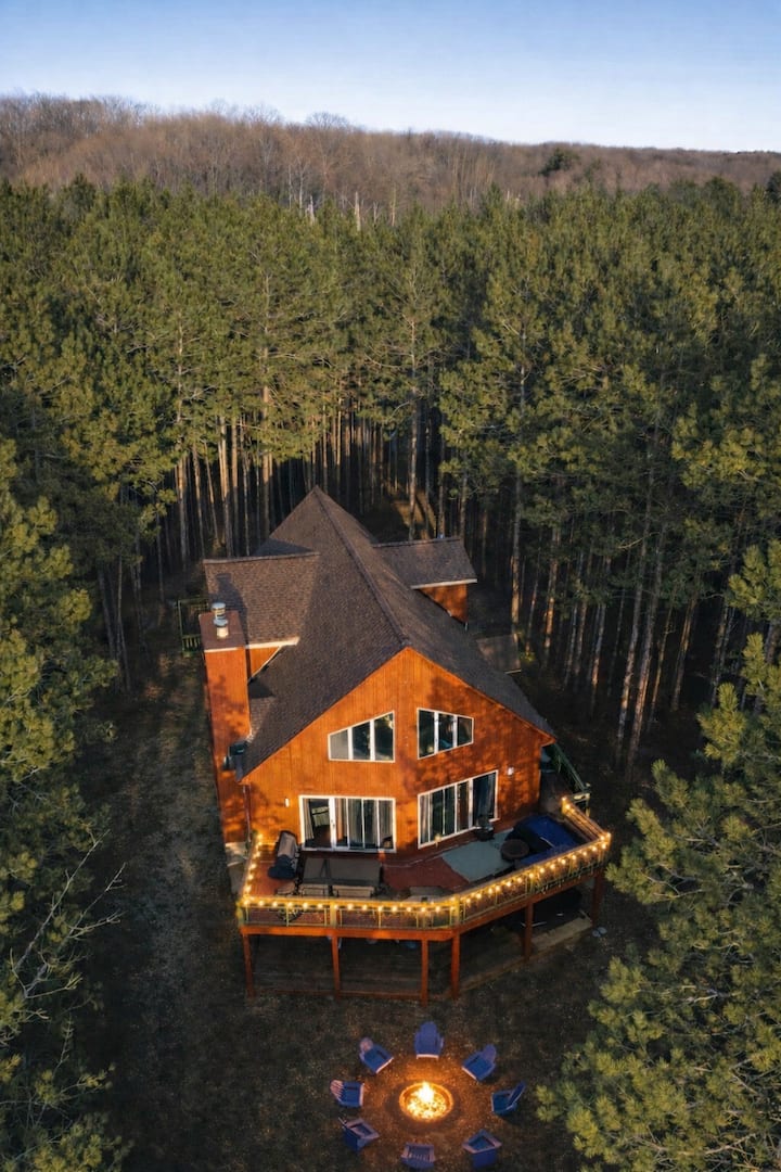 Speakeasy Cinema|hot Tub|sauna|2min Torch Lake - Torch Lake, MI