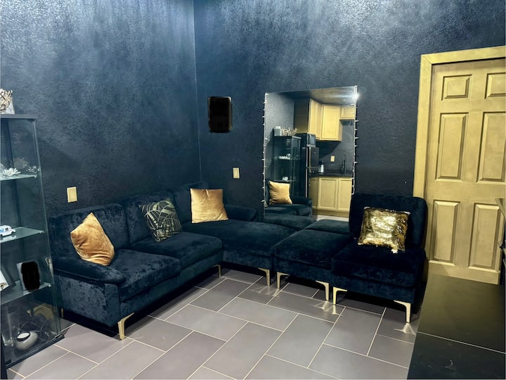 Tiny Mansion Of Black And Gold - Uvalde, TX