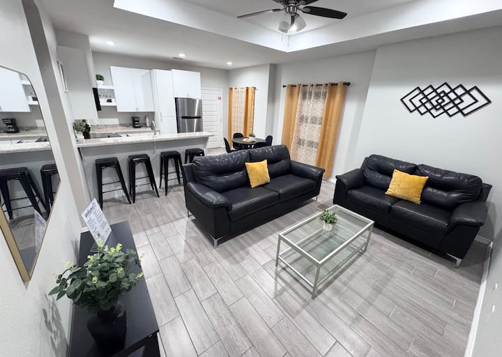 Clean 2 Bd 2bth Apt | Near Shops | Fast Wifi - Pharr, TX