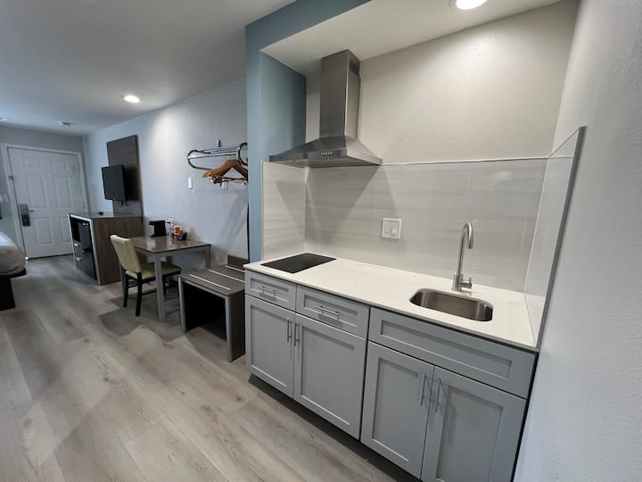 1 King Studio - Free Breakfast Included - Tracy, CA