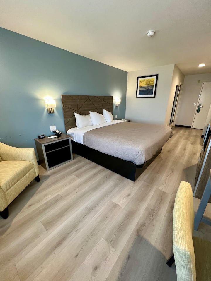 Studio 1 King Bed - Free Breakfast Included - Tracy, CA