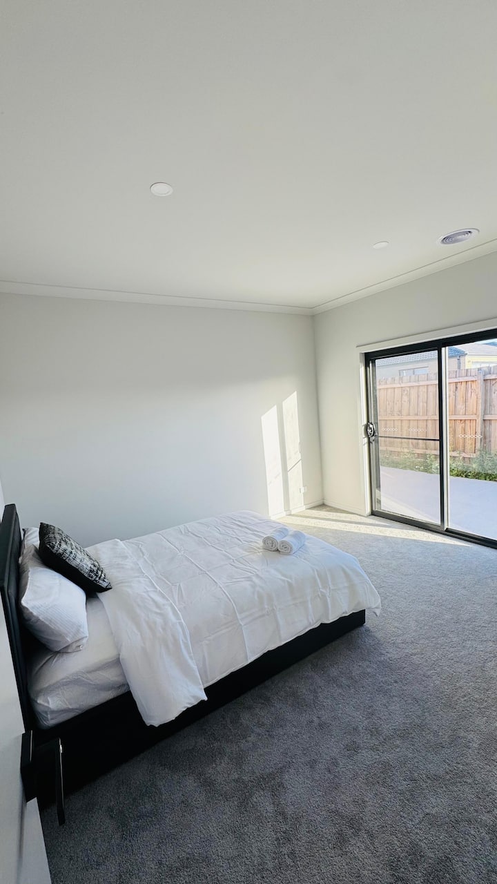 Modern 4br Home With Comfort - Melton