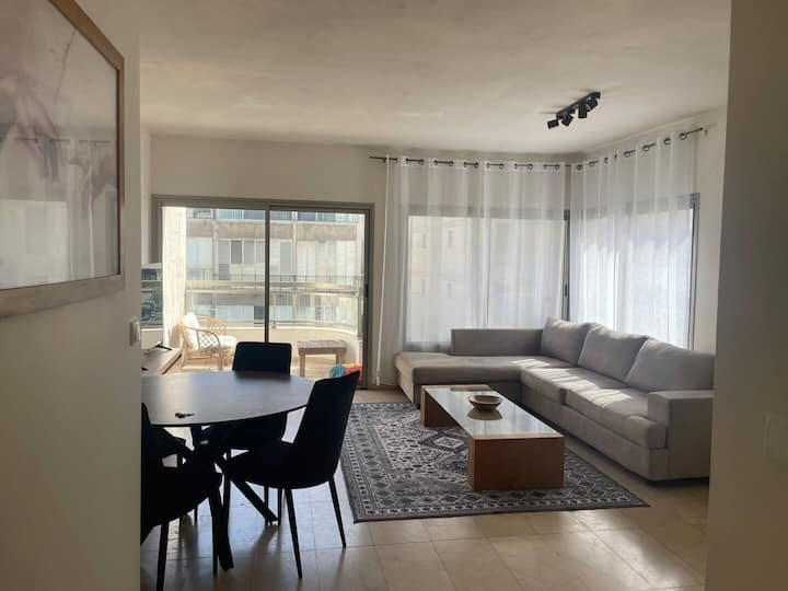 Amazing Two Bedroom | Balcony | Parking | Mamad - Tel Aviv-Yafo