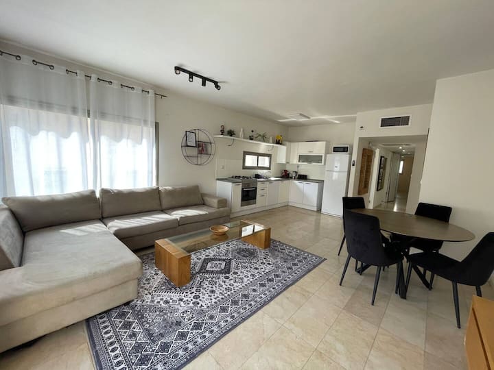 Amazing Two Bedroom | Balcony | Parking | Mamad - Tel Aviv-Jaffa