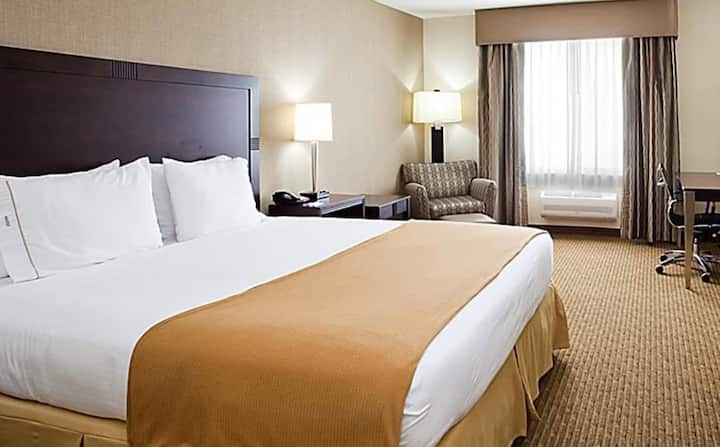 Bw Ex Eagan-1 King Studio With Sofa Living Room Ns - Bloomington, MN