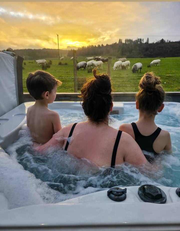 Escape To Austin Lodges, Country Views, Hot Tub - Dumfries