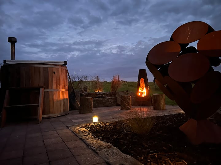 Harbour Hideaway - Tranquil, Private, Incl Hot Tub - South Island