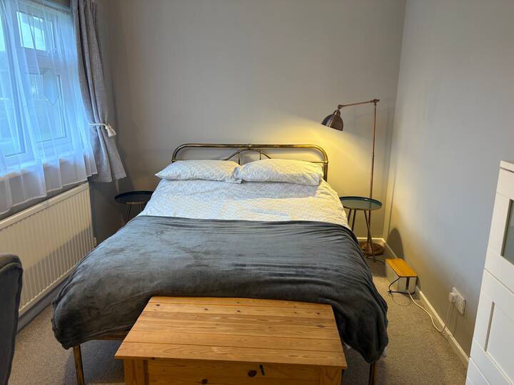Double Bedroom With Workspace. - Plymouth