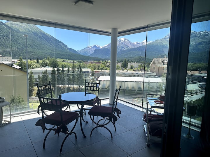 Grosszügiges Apartment Mit Loggia Und Rundsicht - Samedan