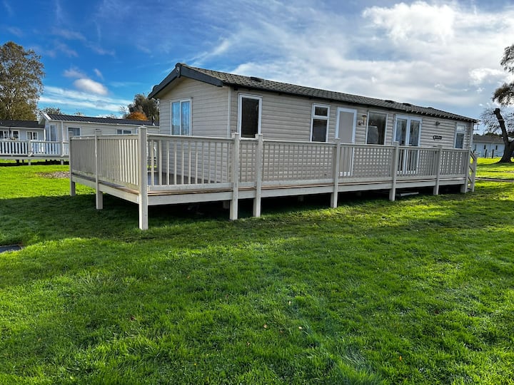 Serenity One
Delightful 3 Bedroom 2 Bathroom Carav - Lowestoft