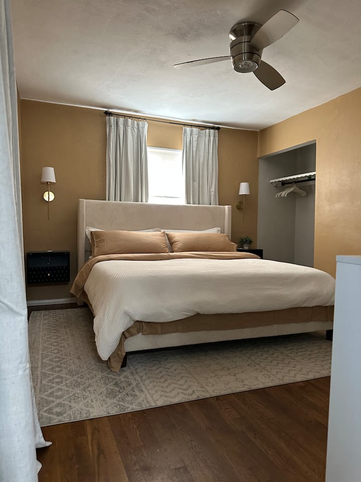 Spacious Home Centrally Located - Virginia Beach, VA