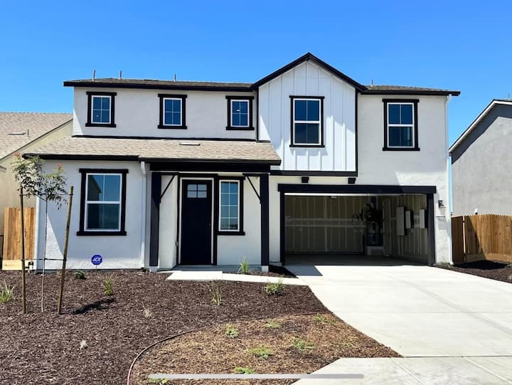 Large Retreat Near Casino & Farm - Bakersfield, CA