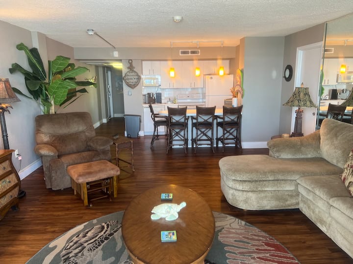 Spacious Ocean Front 1-bedroom W Porthole Window - Daytona Beach, FL