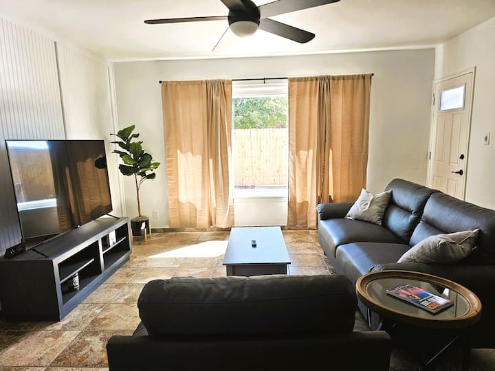 Family Friendly Modern Home In Uptown Albuquerque - Albuquerque, NM