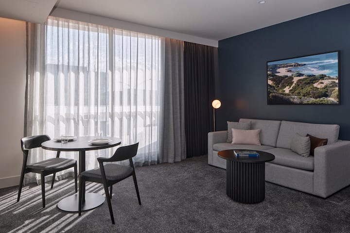 Central Apartment With Hotel Perks - Mitcham