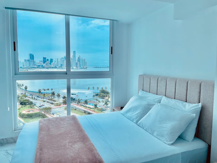 Vistas Al Mar Y A La Ciudad Moderna. - Panama City