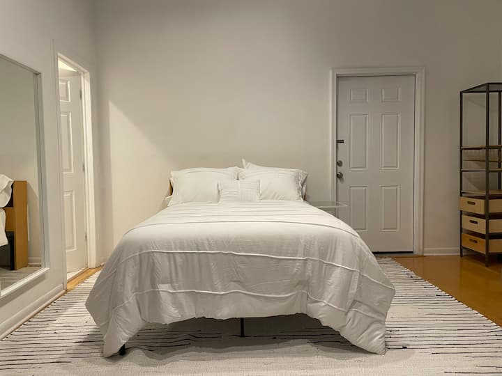 Cozy Corner Studio Vibrant Area - Little Italy - Chicago