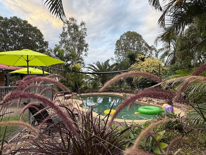 Kingfisher Lodge - King Beds, Pool & Fireplace - Logan City
