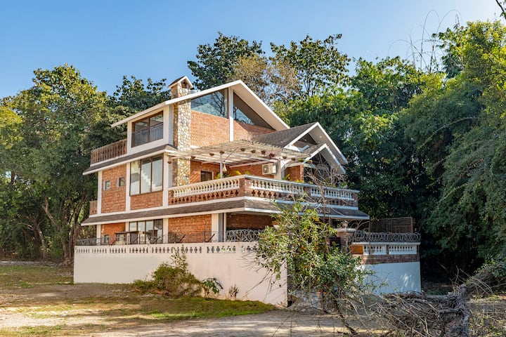 3-bhk Retreat W/ Picturesque Balcony & Patio - Dehradun