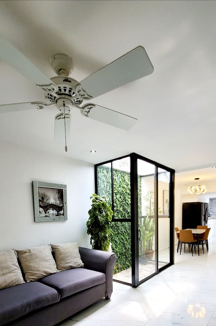 Casa Grande En San Salvador - San Salvador