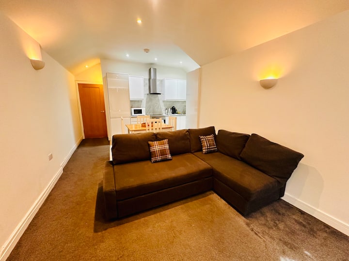 Modern Riverside Escape In The Heart Of Staines - Staines-upon-Thames