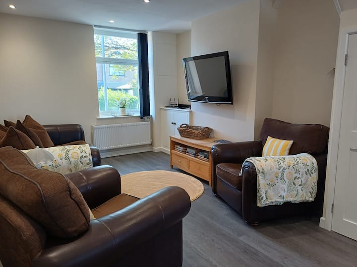 Luxury Apartment - Above Iconic High Lane Oatcakes - Stoke-on-Trent