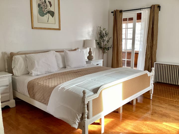 Family Friendly Duplex Near Yale W/ A King Bed - New Haven, CT