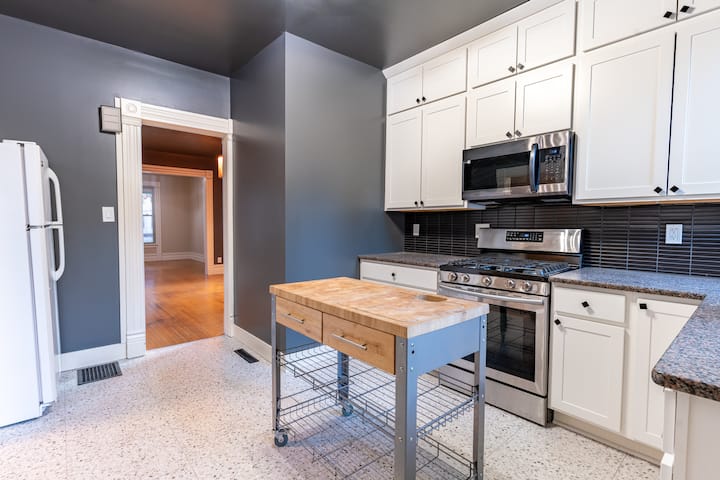 Newly Remodeled, Close To Downtown Rockford! - Rockford, IL