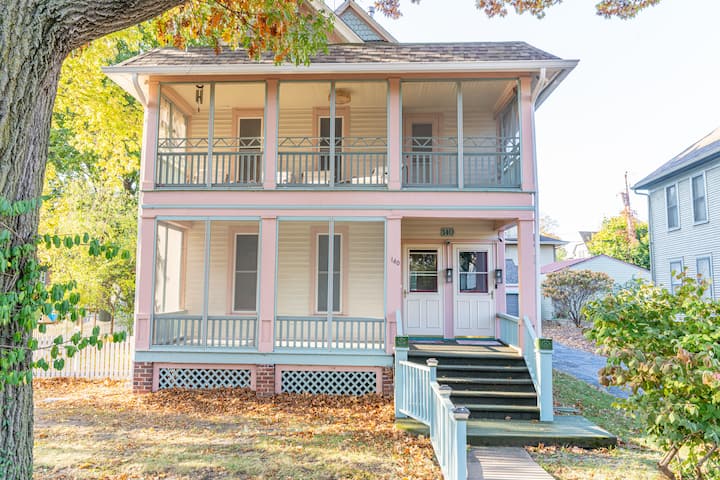 Newly Remodeled, Close To Downtown Rockford! - Rockford, IL