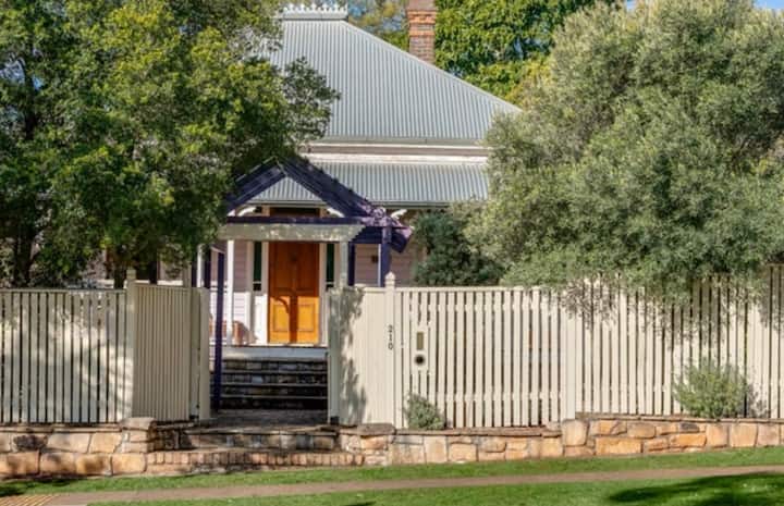 Hume St Home - Toowoomba