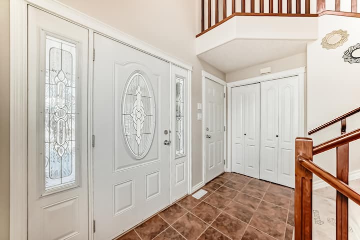 Gorgeous Home In Newcastle Close To Many Amenities - Saint Albert