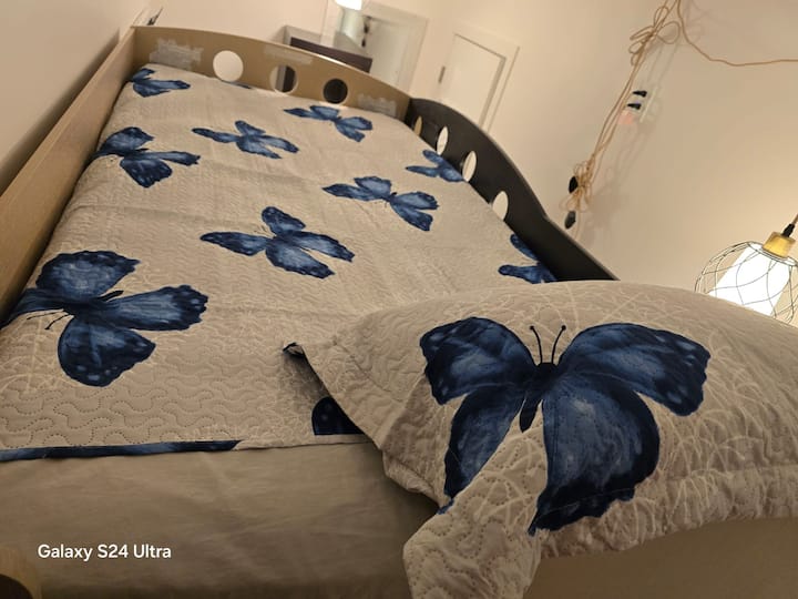 Private Room, Loft Bed, Desk, Sink, Small. Social! - Calgary