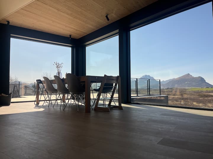 Romslig Og Sentrumsnær Enebolig - Stamsund