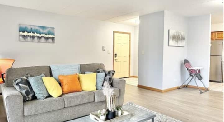 Stylish 2br Stay | Walk To Seatgeek + Free Parking - Worth, IL