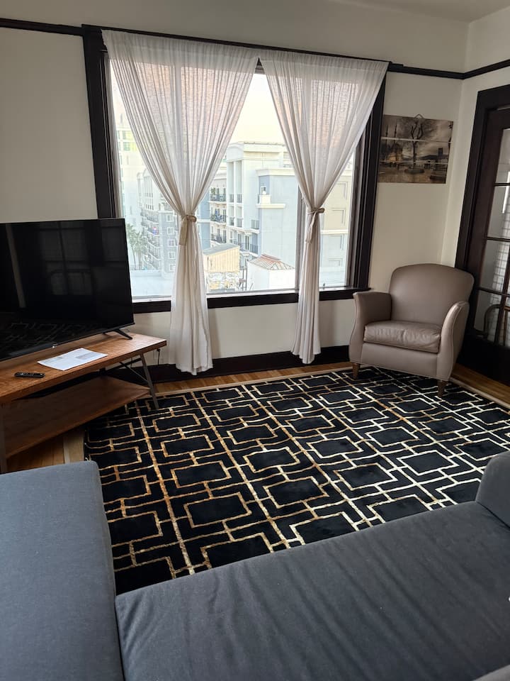 Stylish Downtown Central Apartment - Long Beach, CA