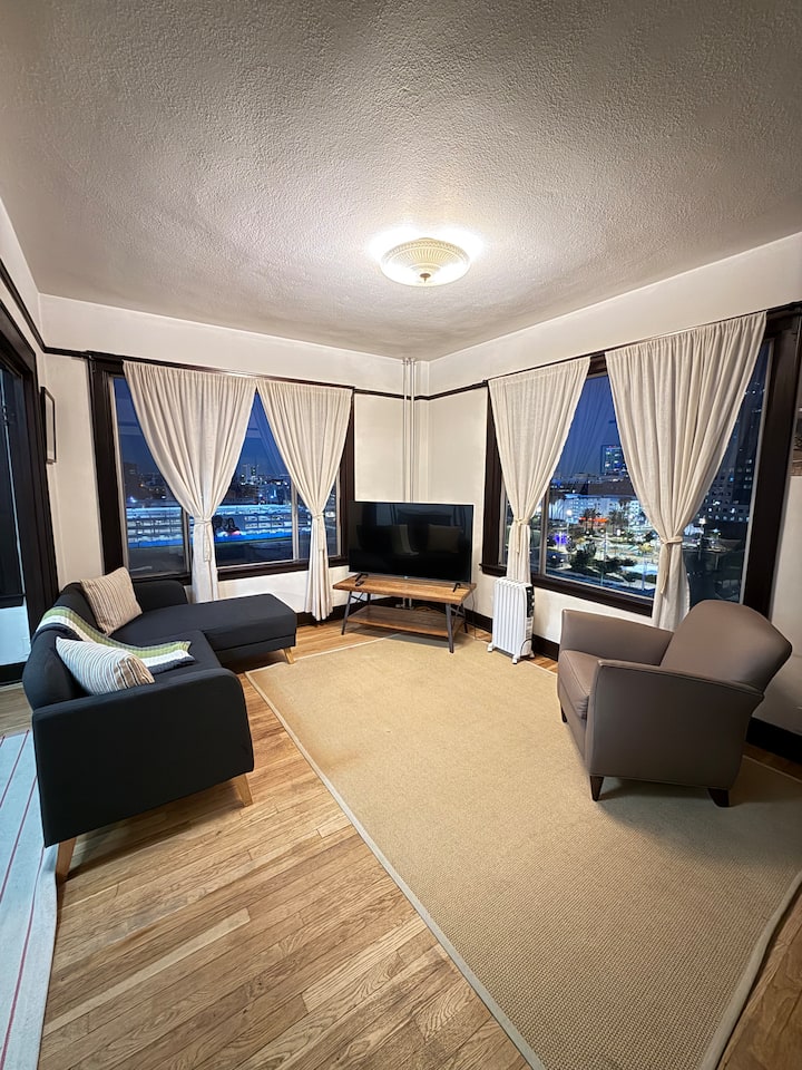 Stylish Downtown Central Apartment - Long Beach, CA