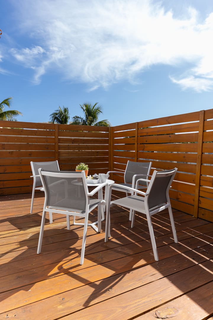 Spacious Studio With Private Terrace By The Beach - Miami Beach, FL