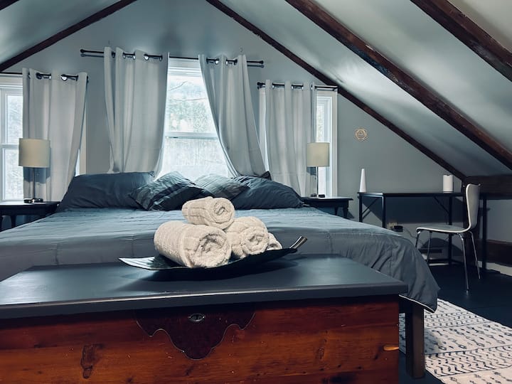 Berkshires 1815 Barn Loft - Lee, MA
