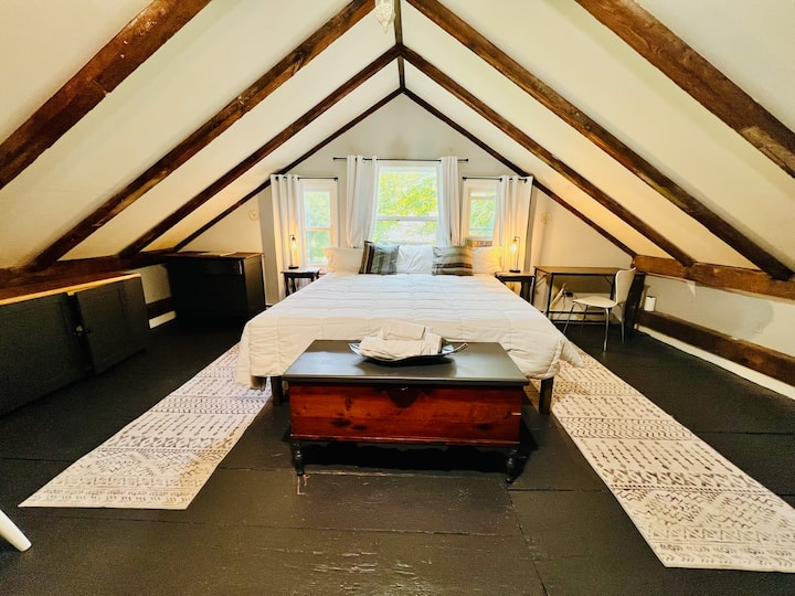 1815 Barn With King Bed, Wifi, Lofted Ceilings - Lee, MA