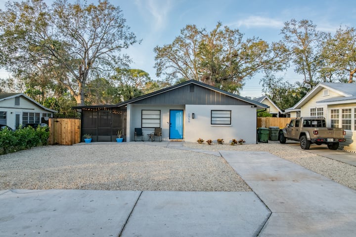 Sunny Sarasota Getaway - Sarasota, FL