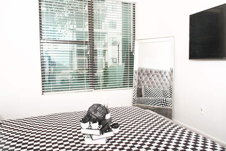 Luxury 1br In Atlanta | Stylish - Sandy Springs, GA