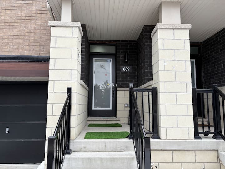 Beautiful Entire Spacious Home | Kitchen Balcony! - Oshawa