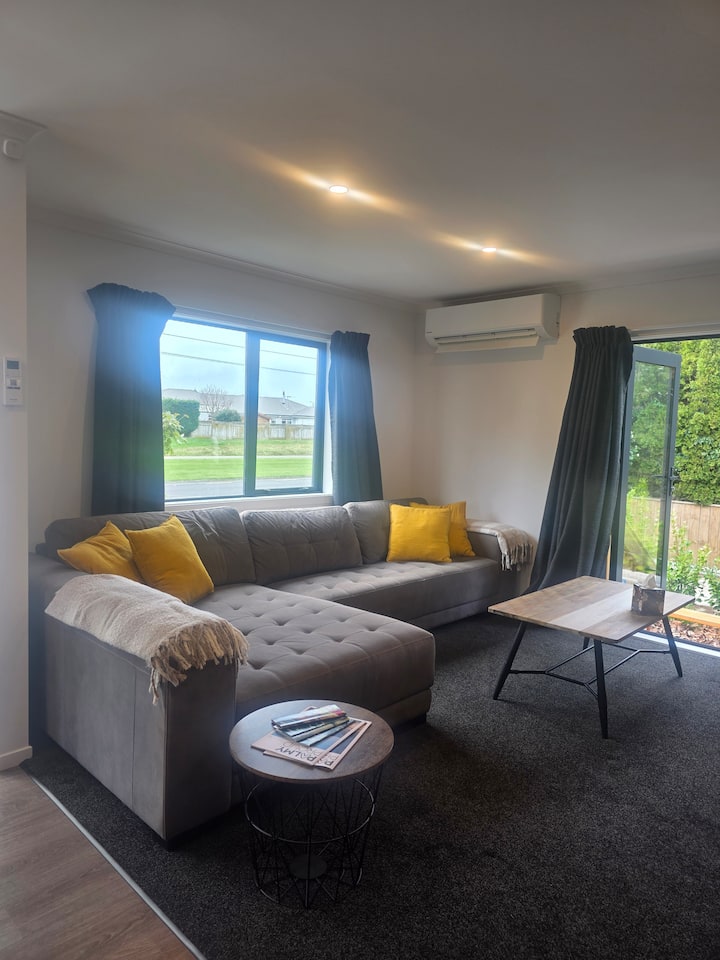 Vibrant Pn City Stay! Bright Modern Central Escape - Palmerston North
