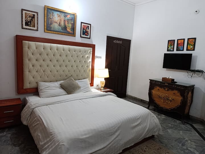1-kanal Entire House With 6 Bedrooms Near Airport - Lahore