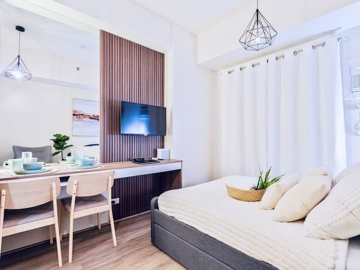 Modern Design Suite W/ Freepoolnetflix In Itpark - Cebu City