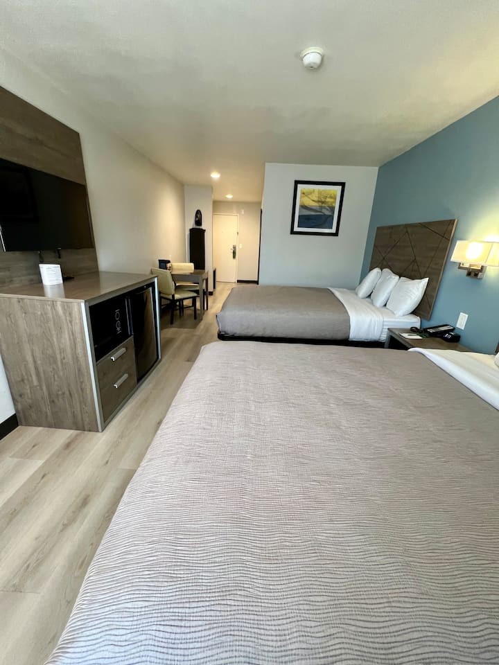 2 Queen Beds - Free Breakfast Included - Tracy, CA