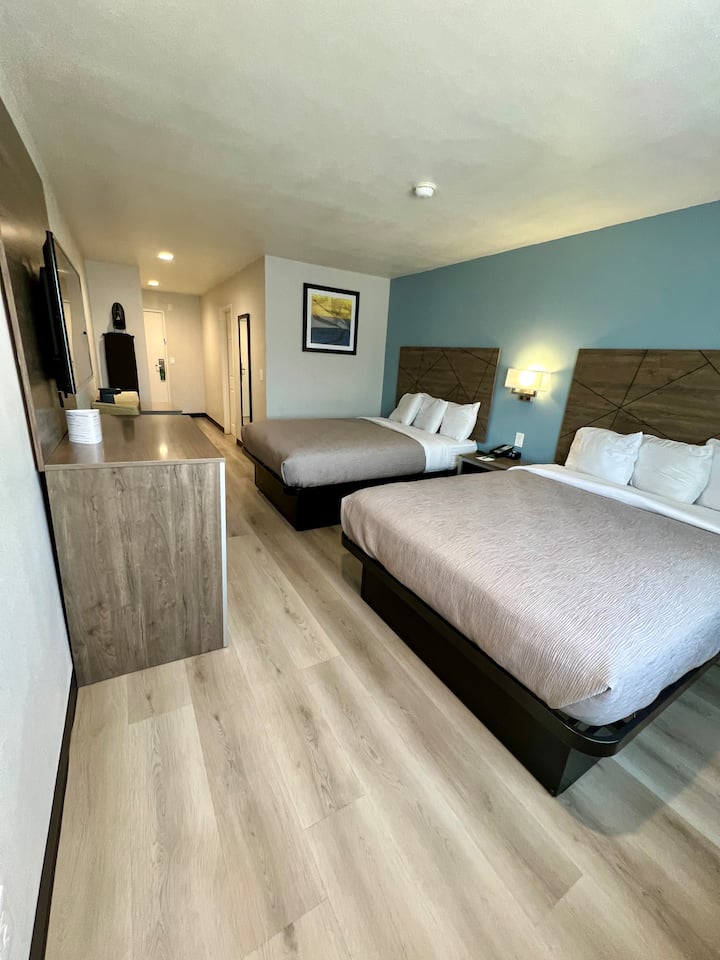 2 Queen Beds - Free Breakfast Included - Tracy, CA
