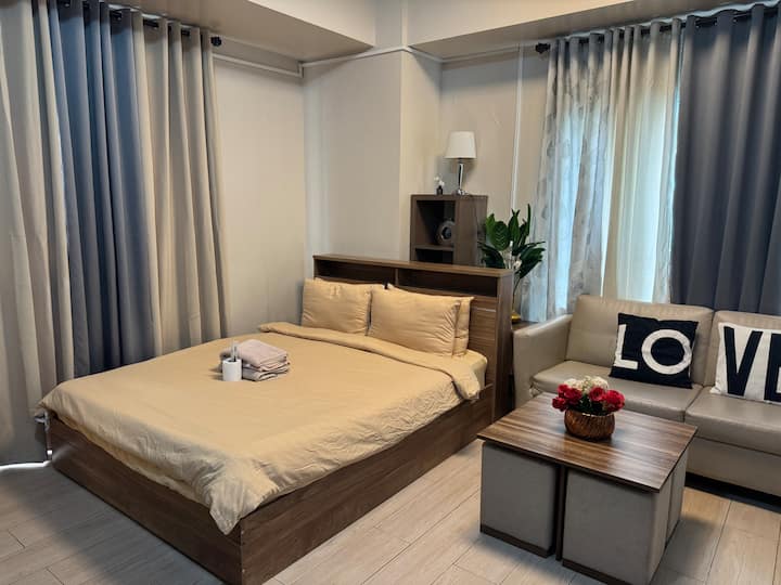 Condo Across Airport | 1 Queen Bed | C2-2m - Pasay
